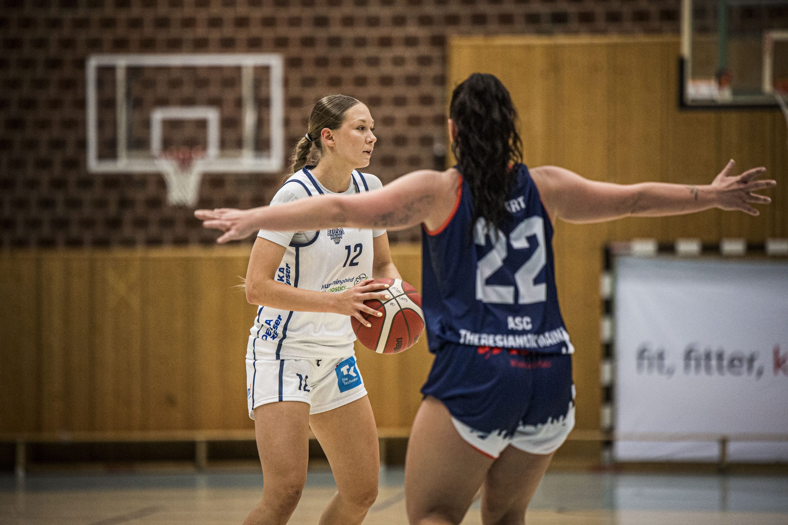 Carla Koch (#12, USC BasCats Heidelberg) am Ball - USC Heidelberg